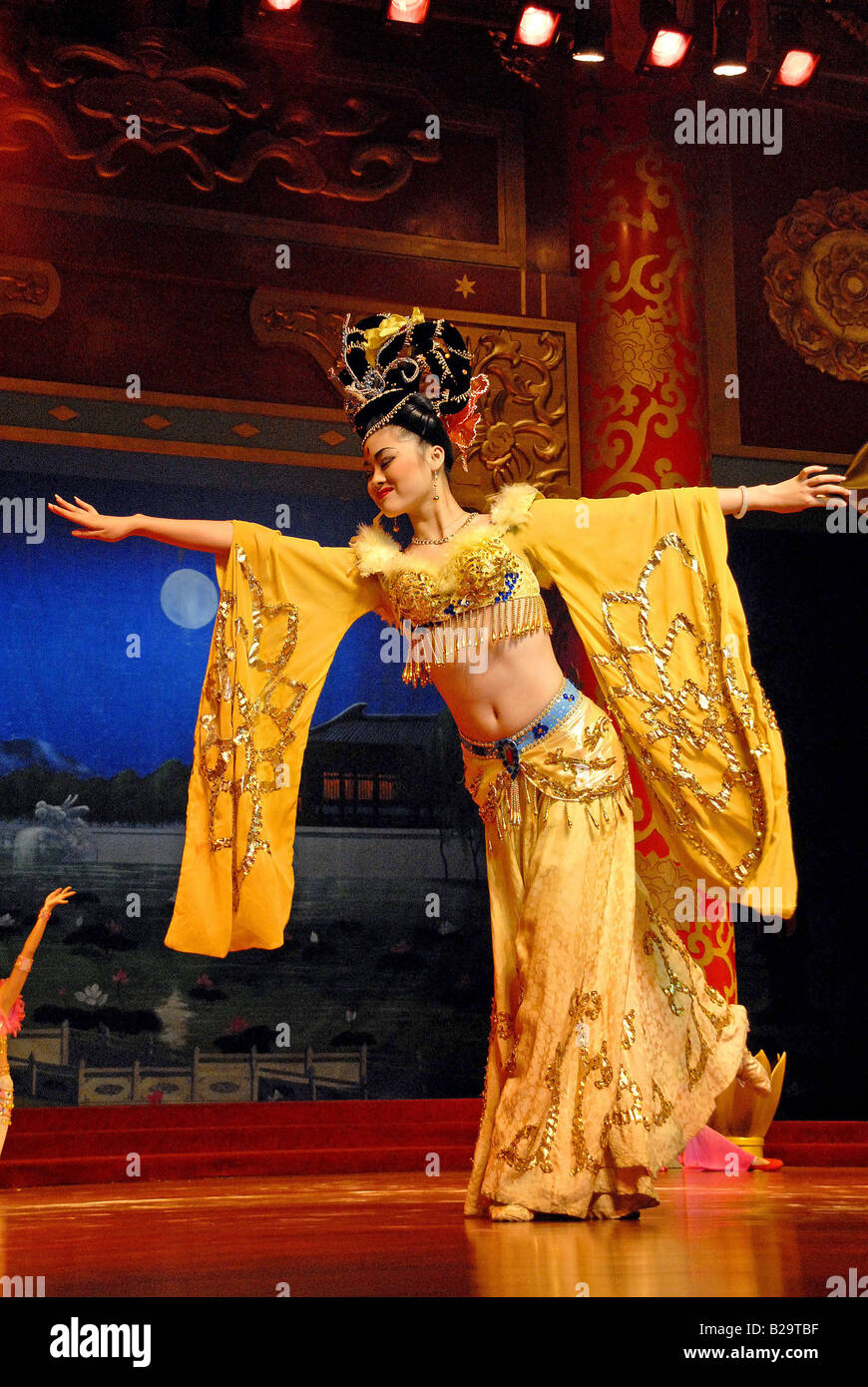 Chinese dancers hi-res stock photography and images - Alamy