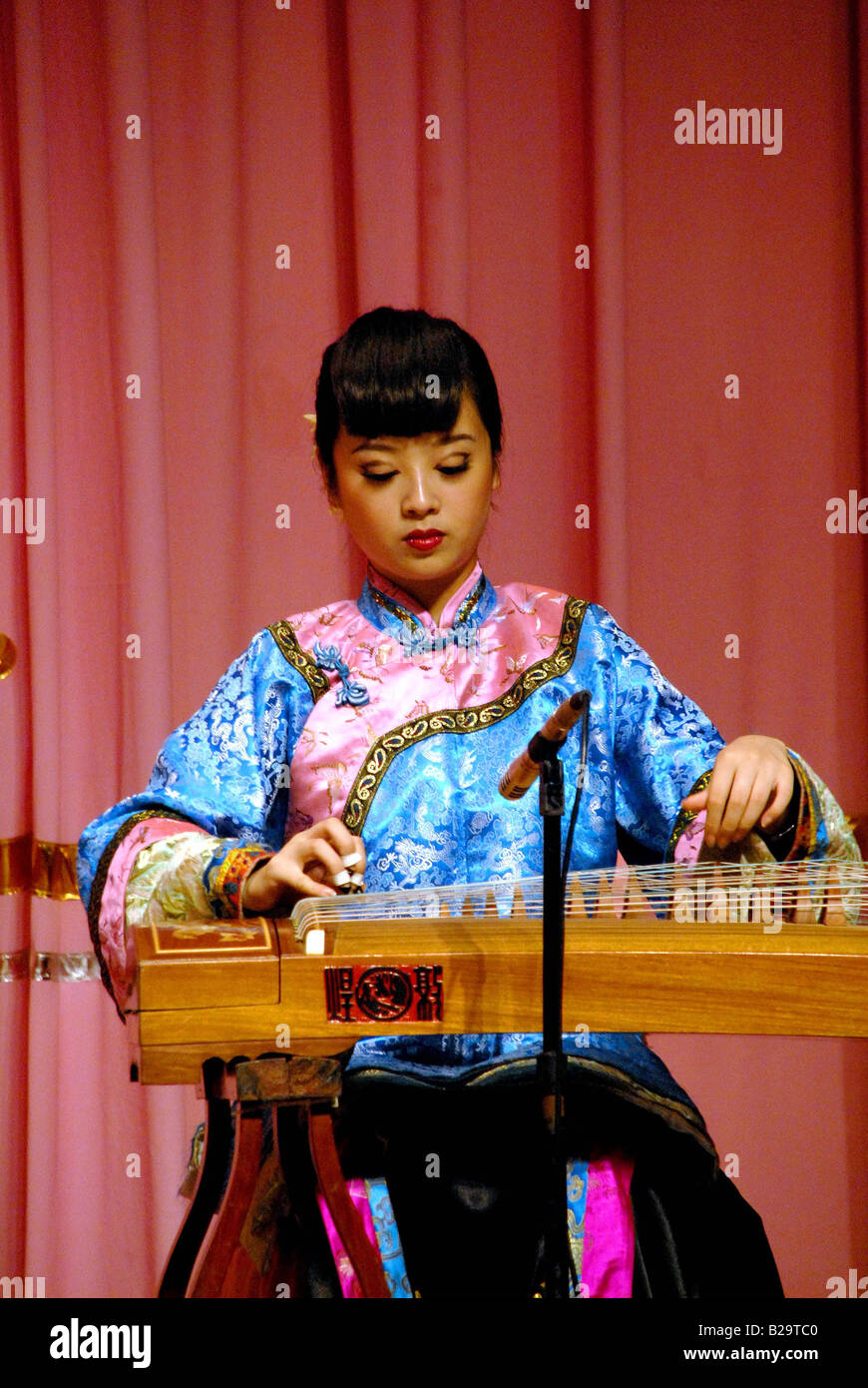 Pictures of musicians hi-res stock photography and images - Alamy