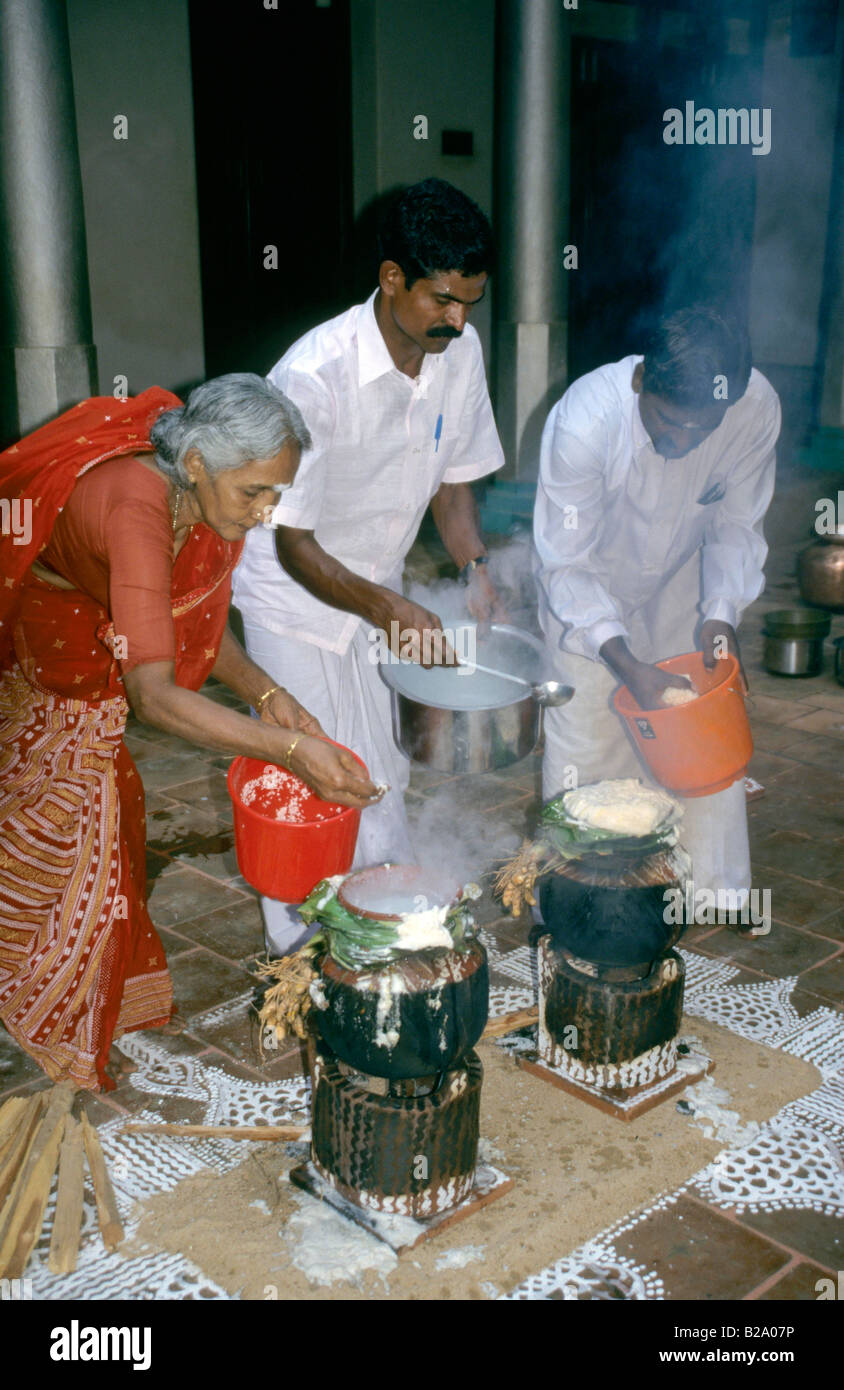 Pongal boiling rice ceremony hi-res stock photography and images - Alamy