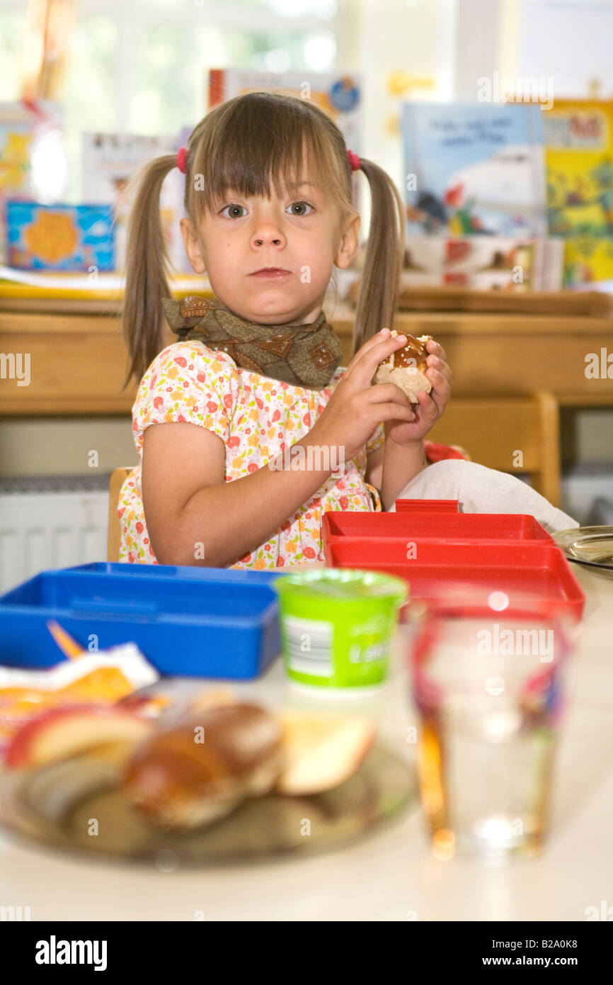 School children eat breakfast hi-res stock photography and images - Alamy