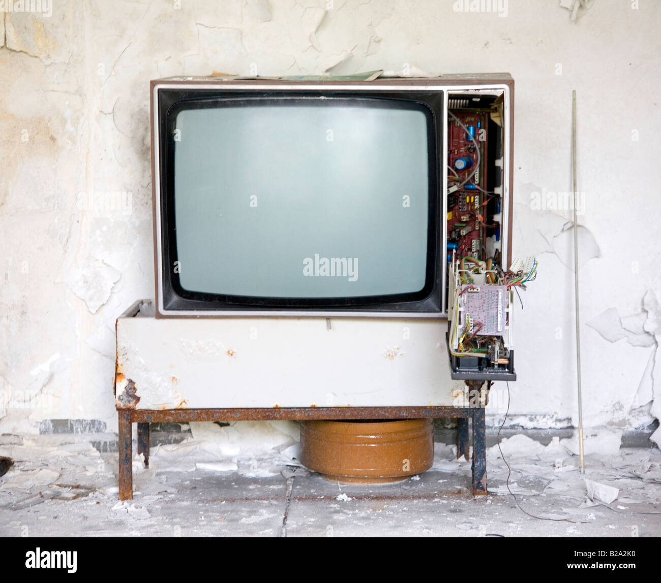 Scary television empty room hi-res stock photography and images - Alamy