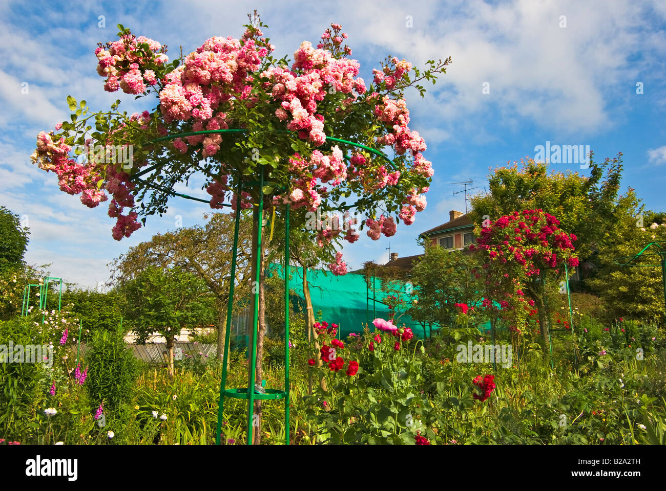 Supporting pillar hi-res stock photography and images - Alamy