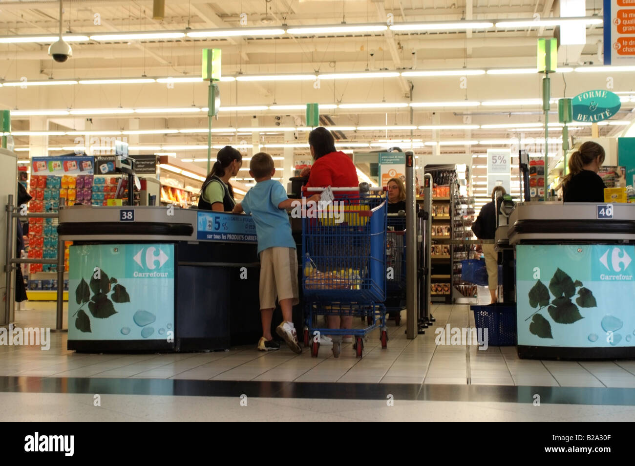 Supermarket cashier hi-res stock photography and images - Alamy