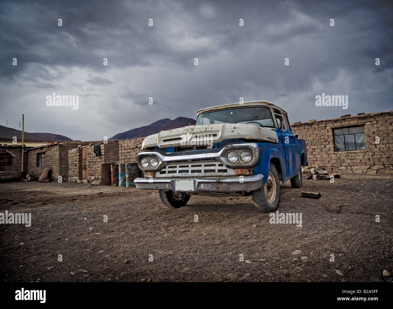 American classic car desert hi-res stock photography and images - Alamy