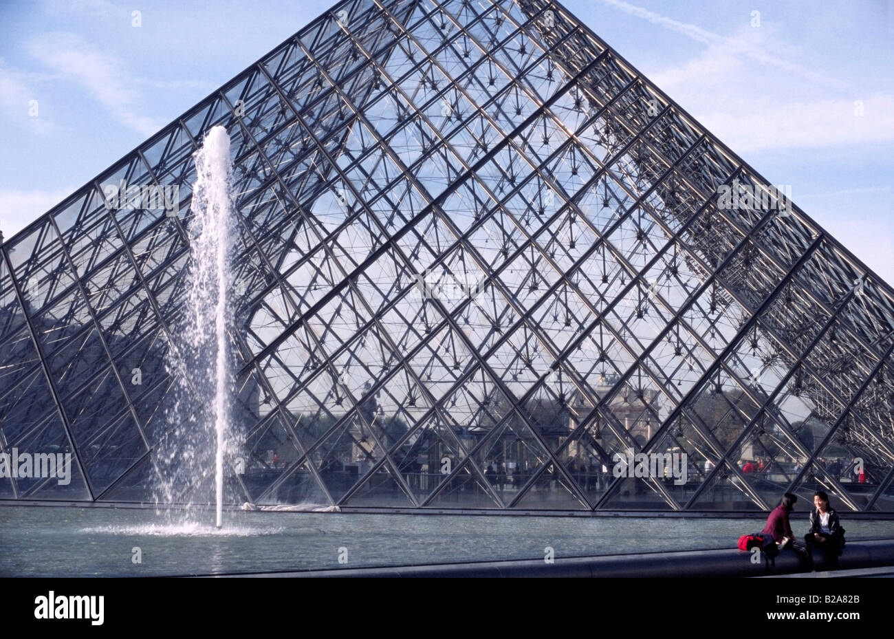 Fountain pool pyramid hi-res stock photography and images - Alamy