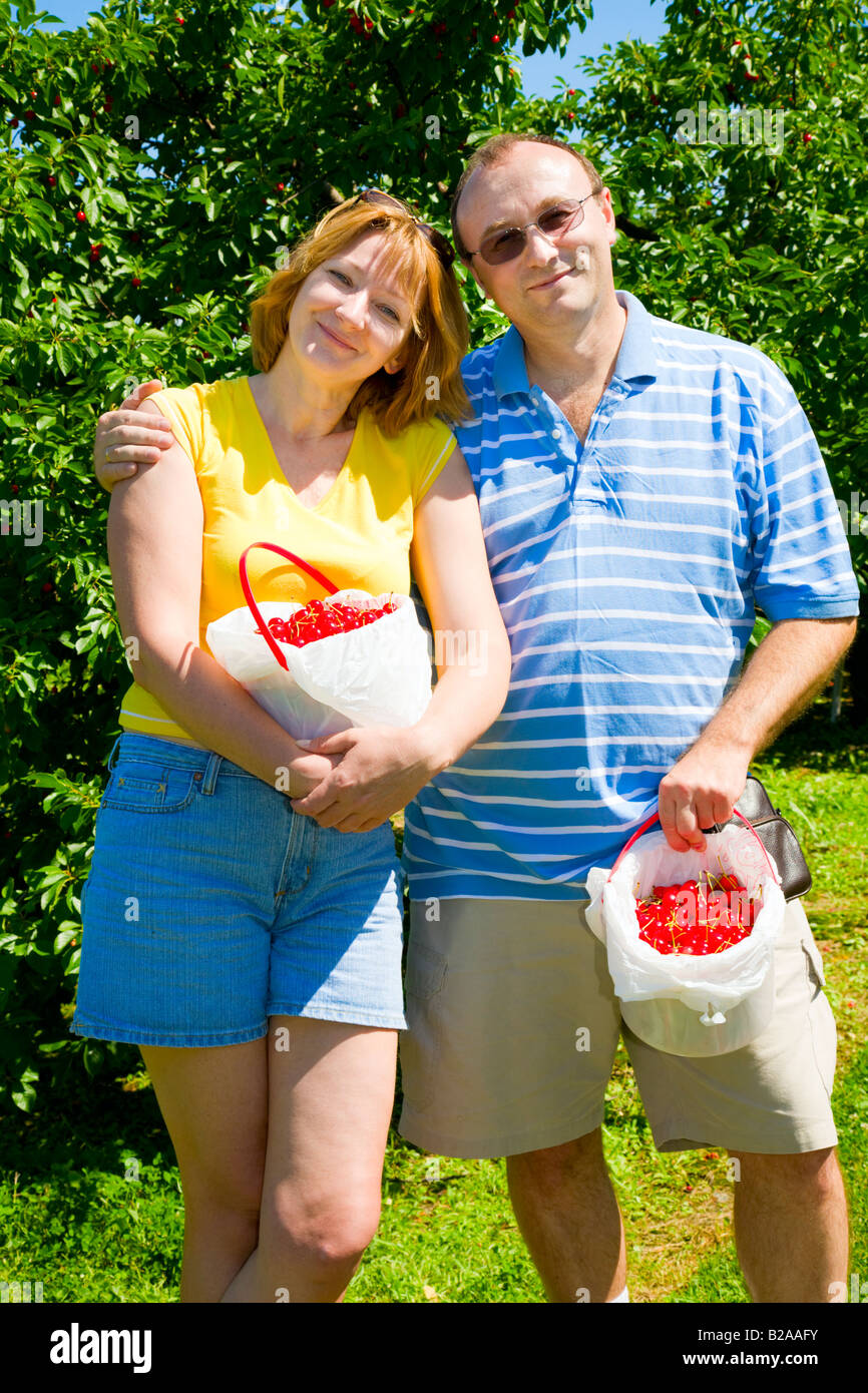 Happy couple holding buckets hi-res stock photography and images - Alamy