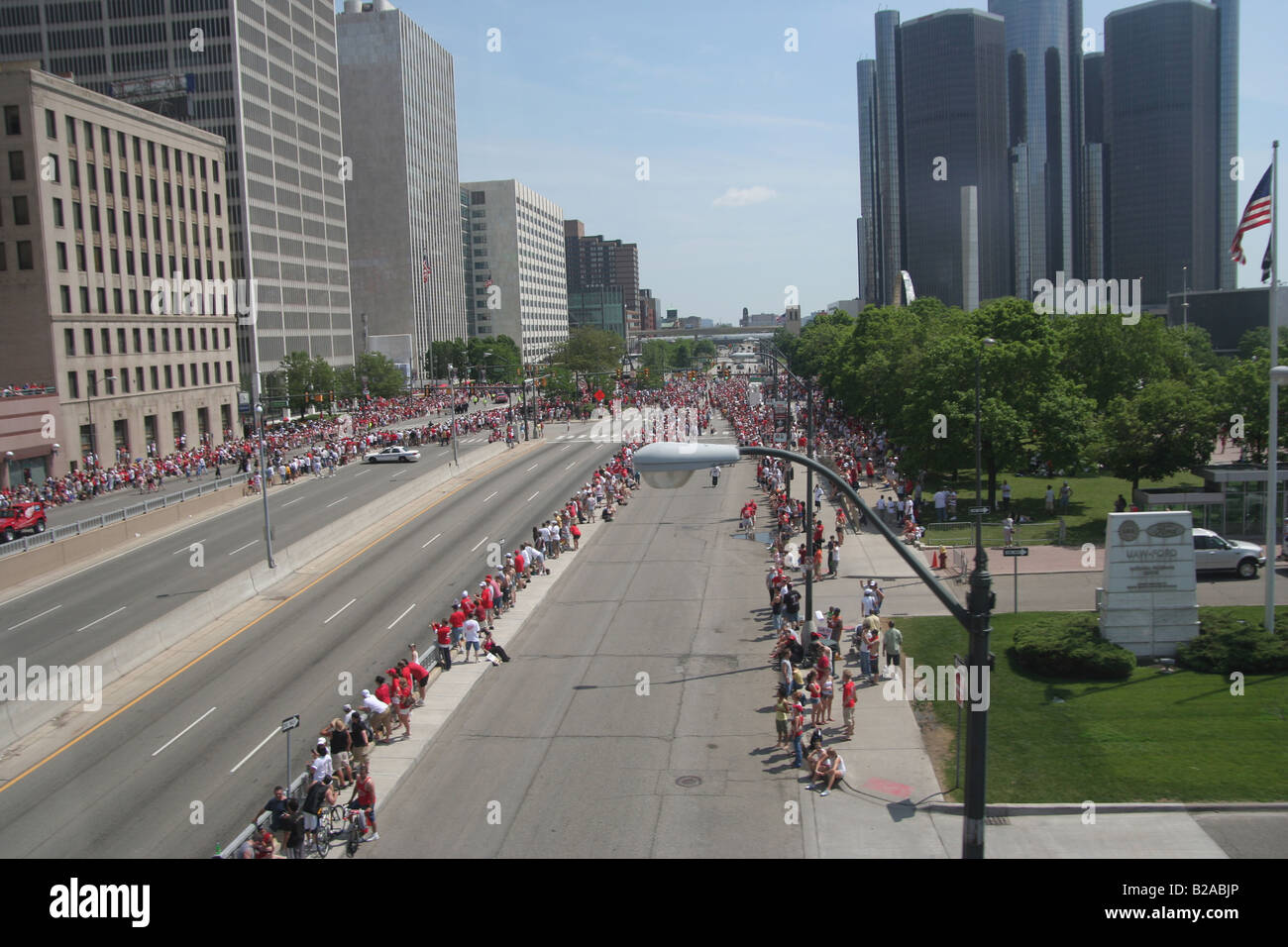 Detroit Red Wings fans gather along Jefferson Avenue for the 2008 ...