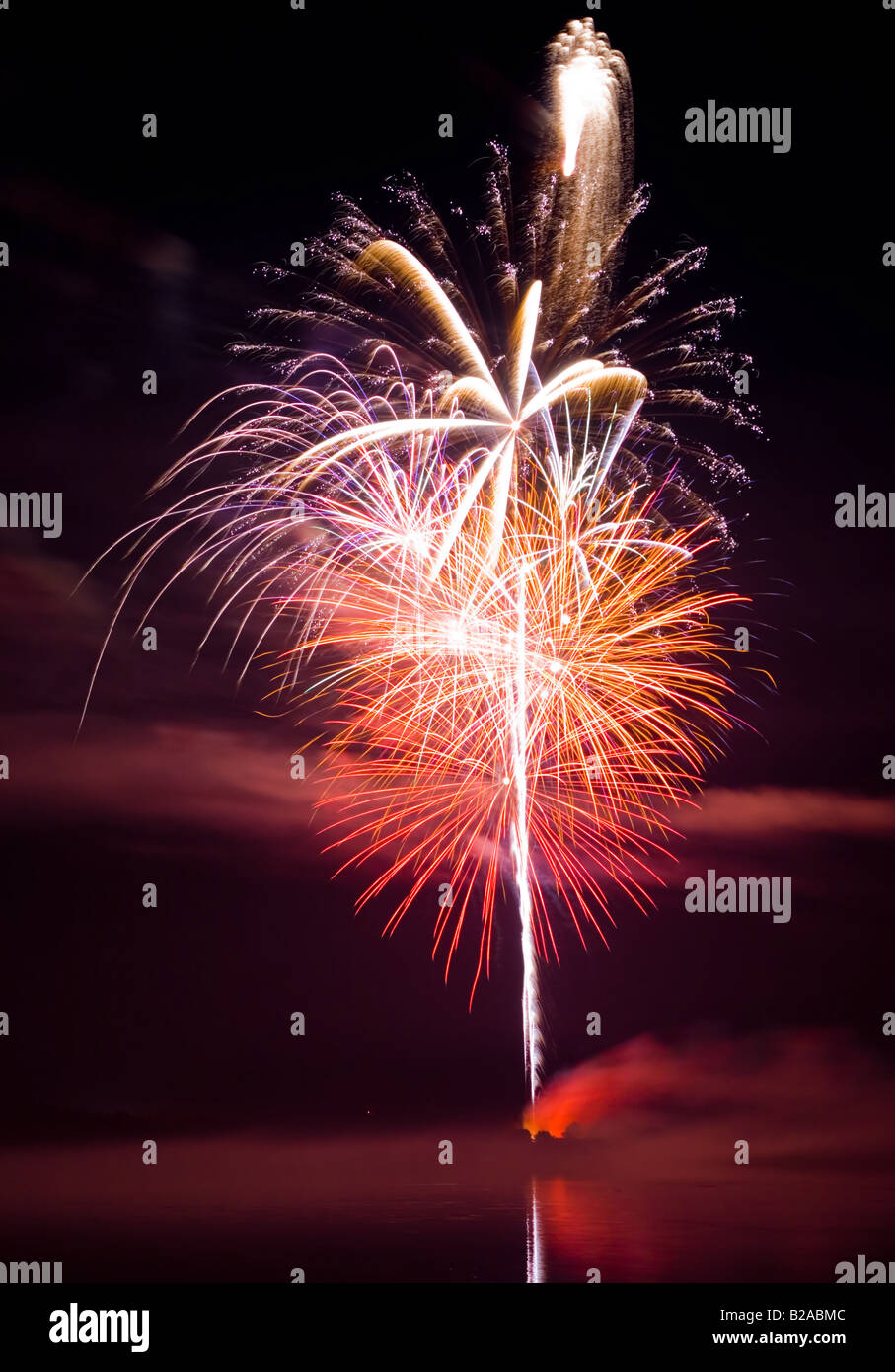 Crackle of fireworks hi-res stock photography and images - Alamy