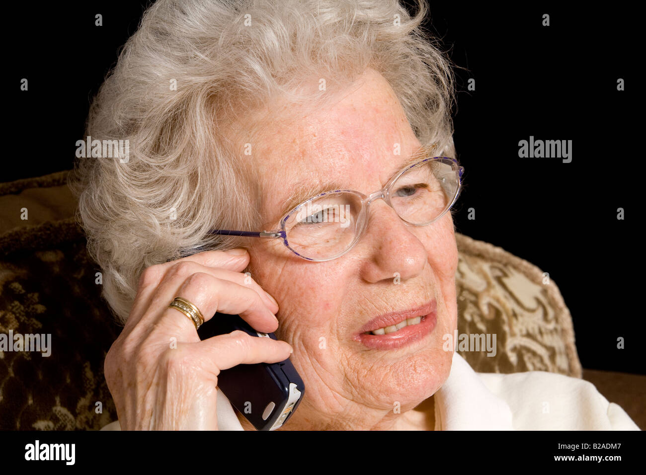 Old lady phone uk hi-res stock photography and images - Alamy