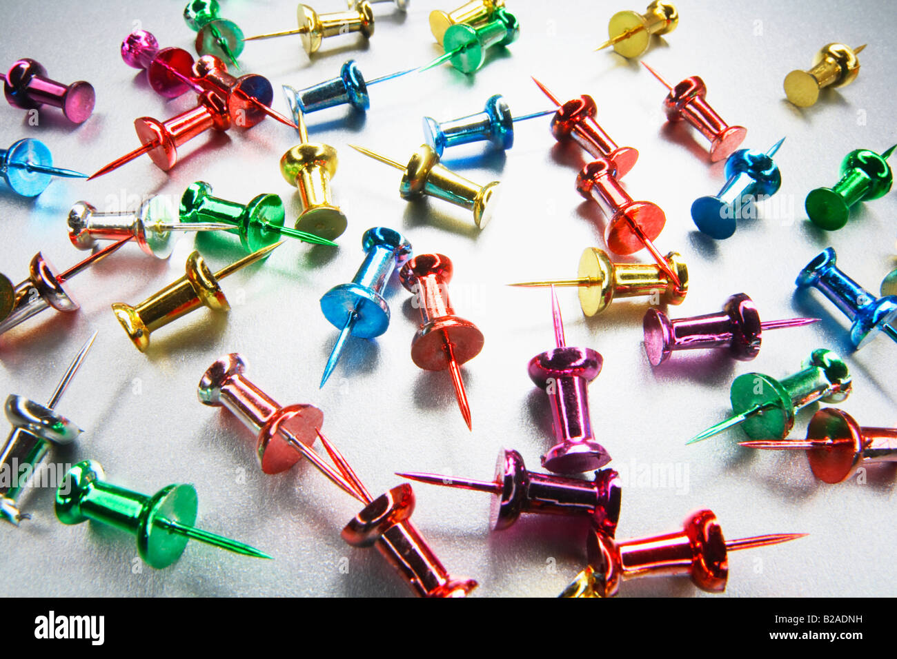 Coloured drawing pins hi-res stock photography and images - Alamy