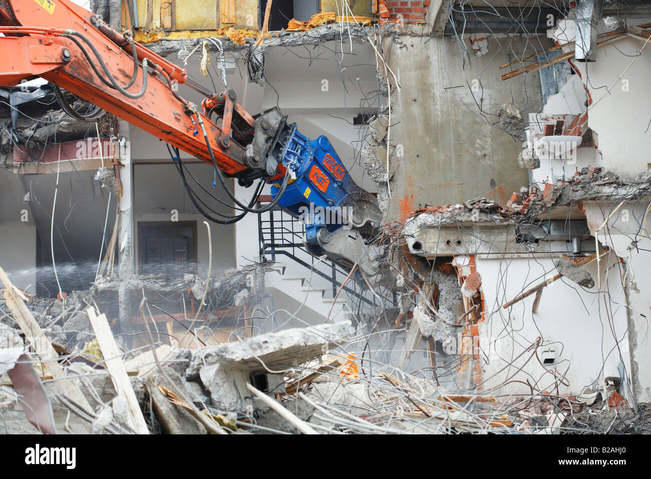 Demolition arm hi-res stock photography and images - Alamy