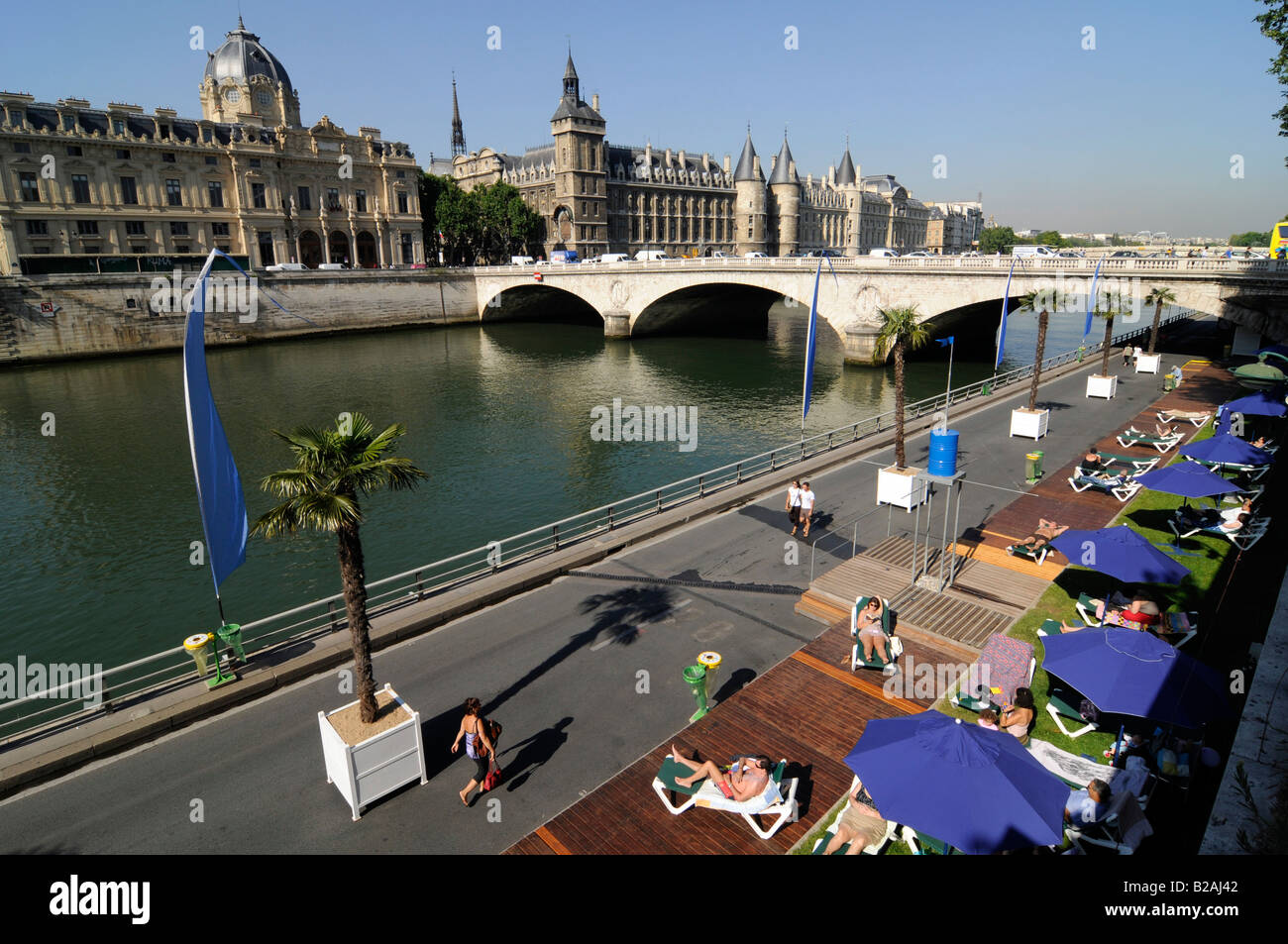 People enjoying the artificial beach during the summer "Paris Plage ...
