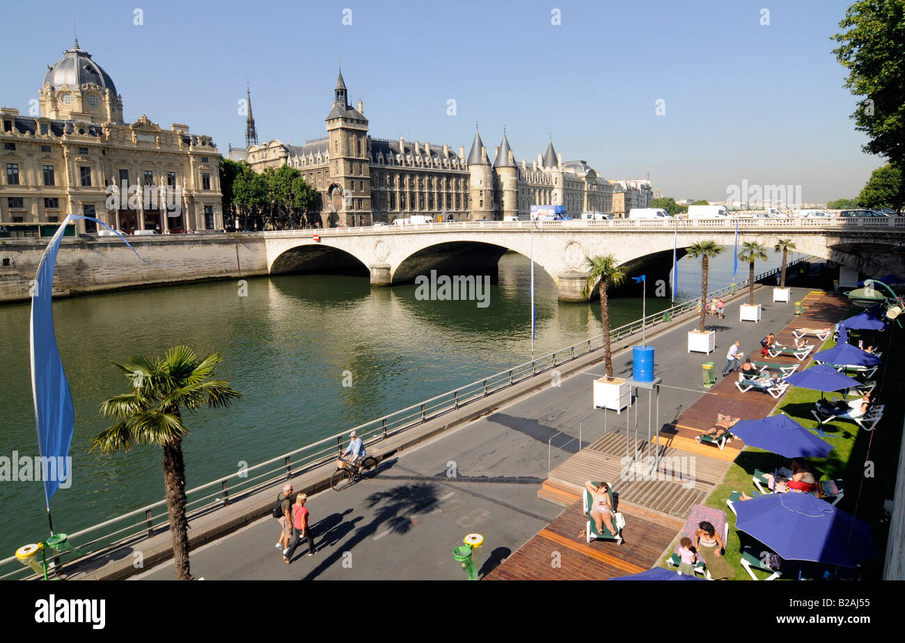 People enjoying the artificial beach during the summer "Paris Plage ...