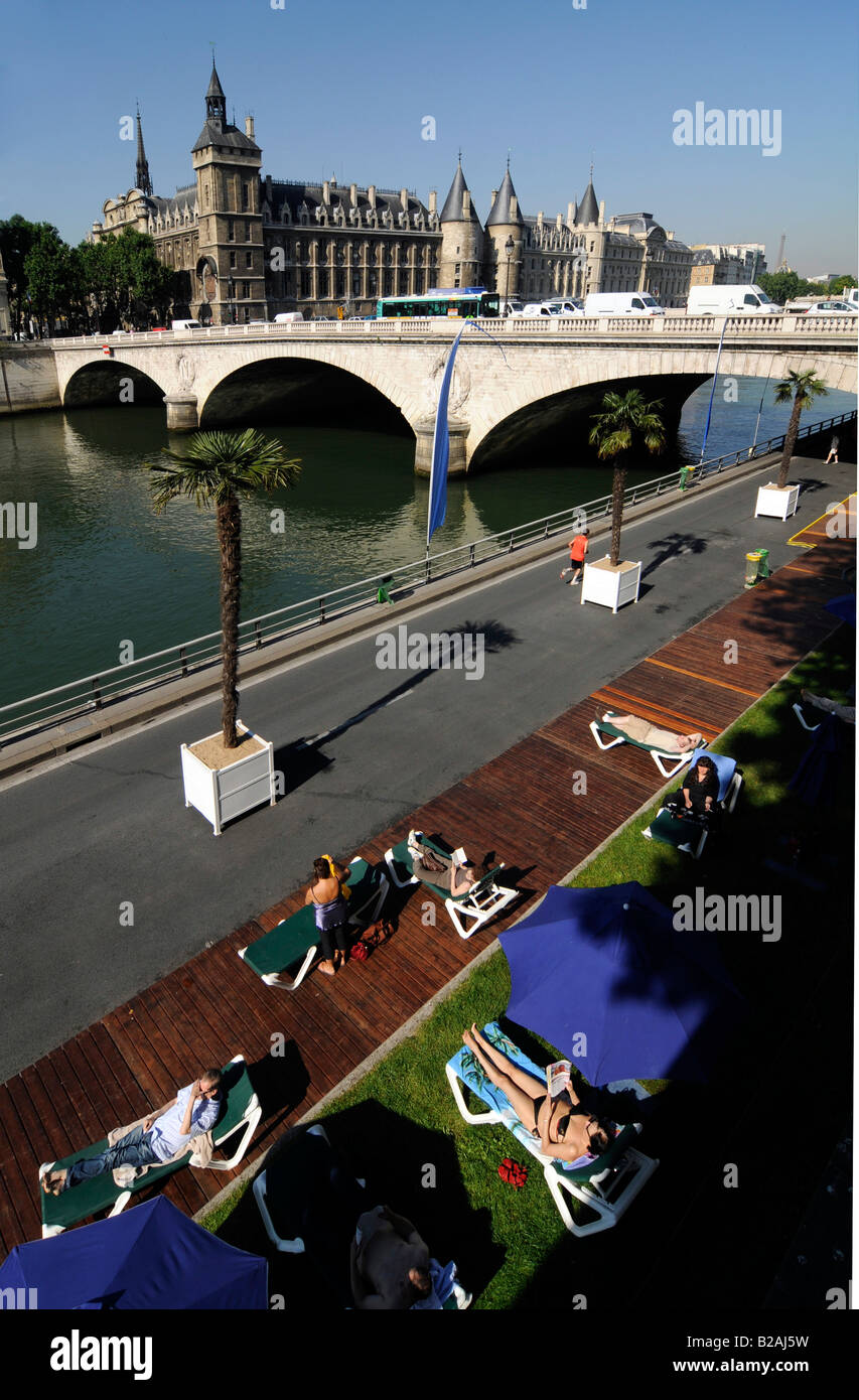 People enjoying the artificial beach during the summer "Paris Plage ...