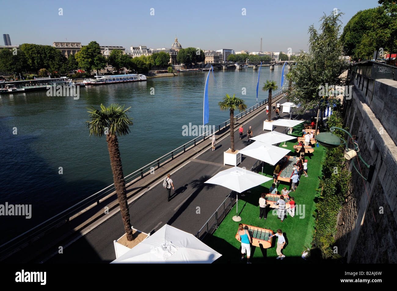 People enjoying the artificial beach during the summer "Paris Plage ...
