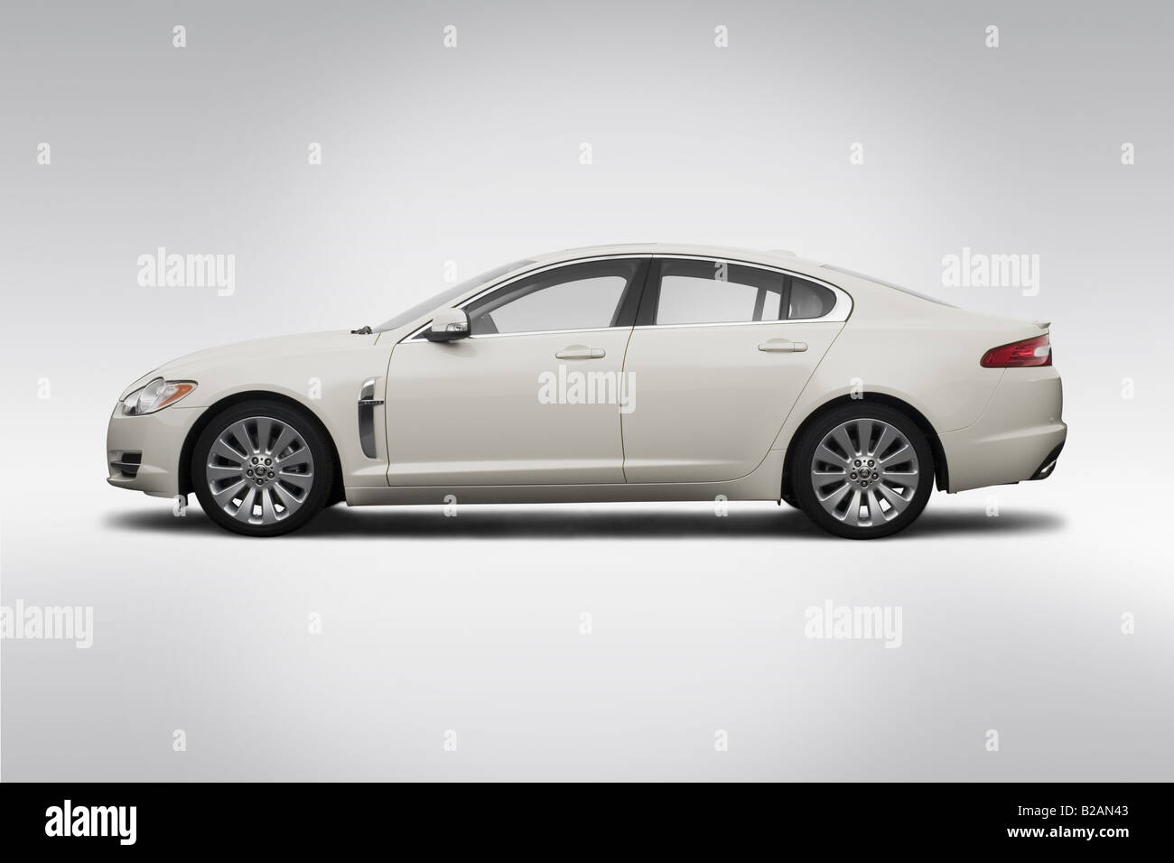 2009 Jaguar XF Luxury in White - Drivers Side Profile Stock Photo - Alamy