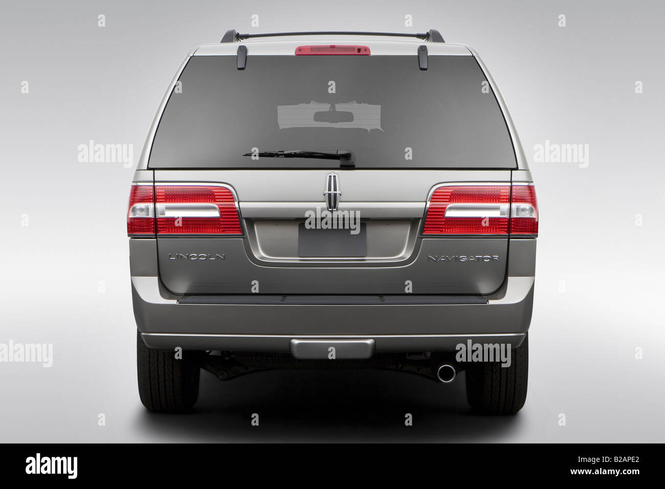 2008 Lincoln Navigator in Silver - Low/Wide Rear Stock Photo - Alamy