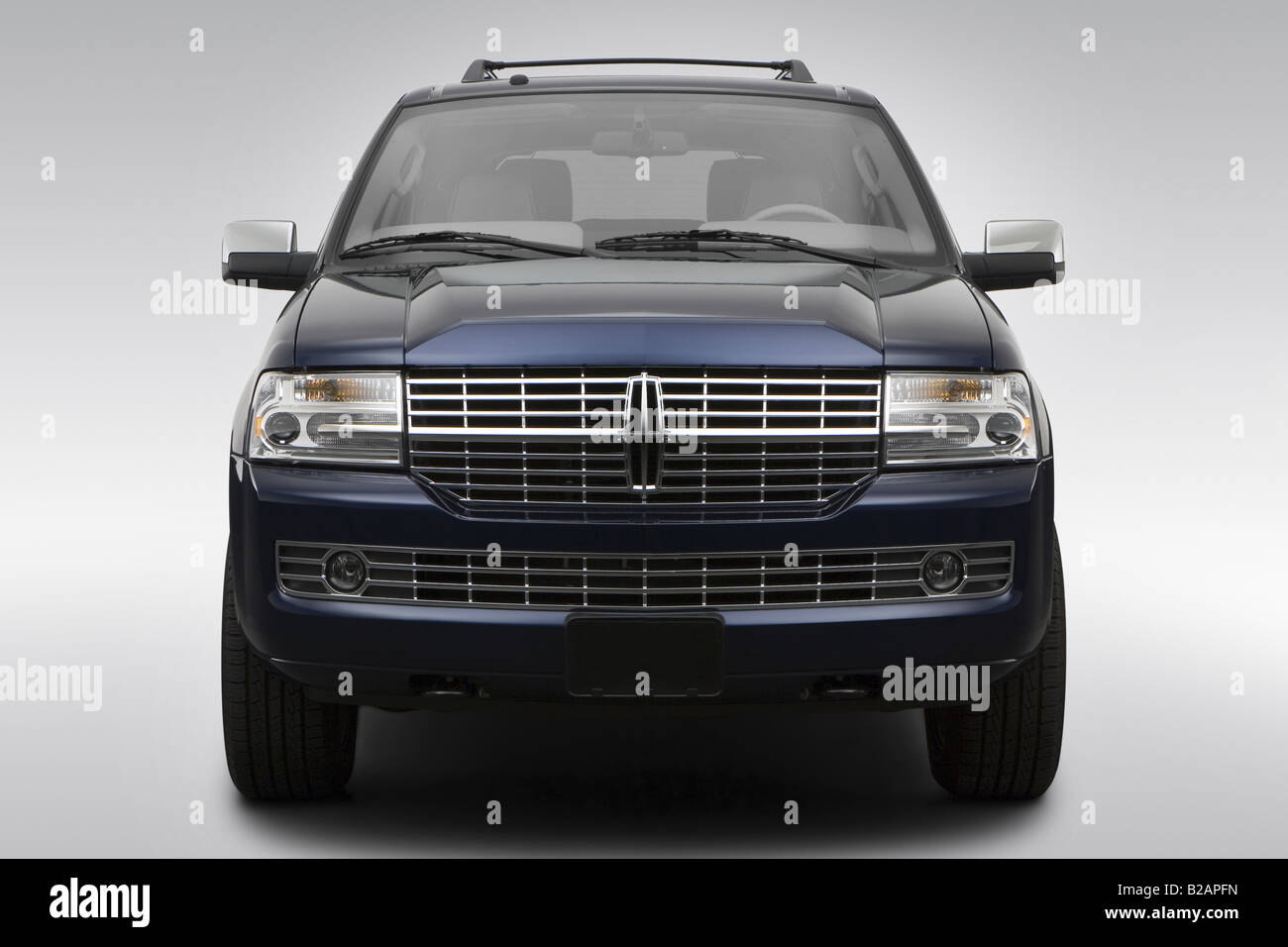 2008 Lincoln Navigator L in Blue - Low/Wide Front Stock Photo - Alamy
