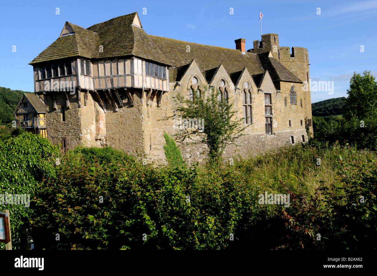 Stokesay castle gate house hi-res stock photography and images - Alamy