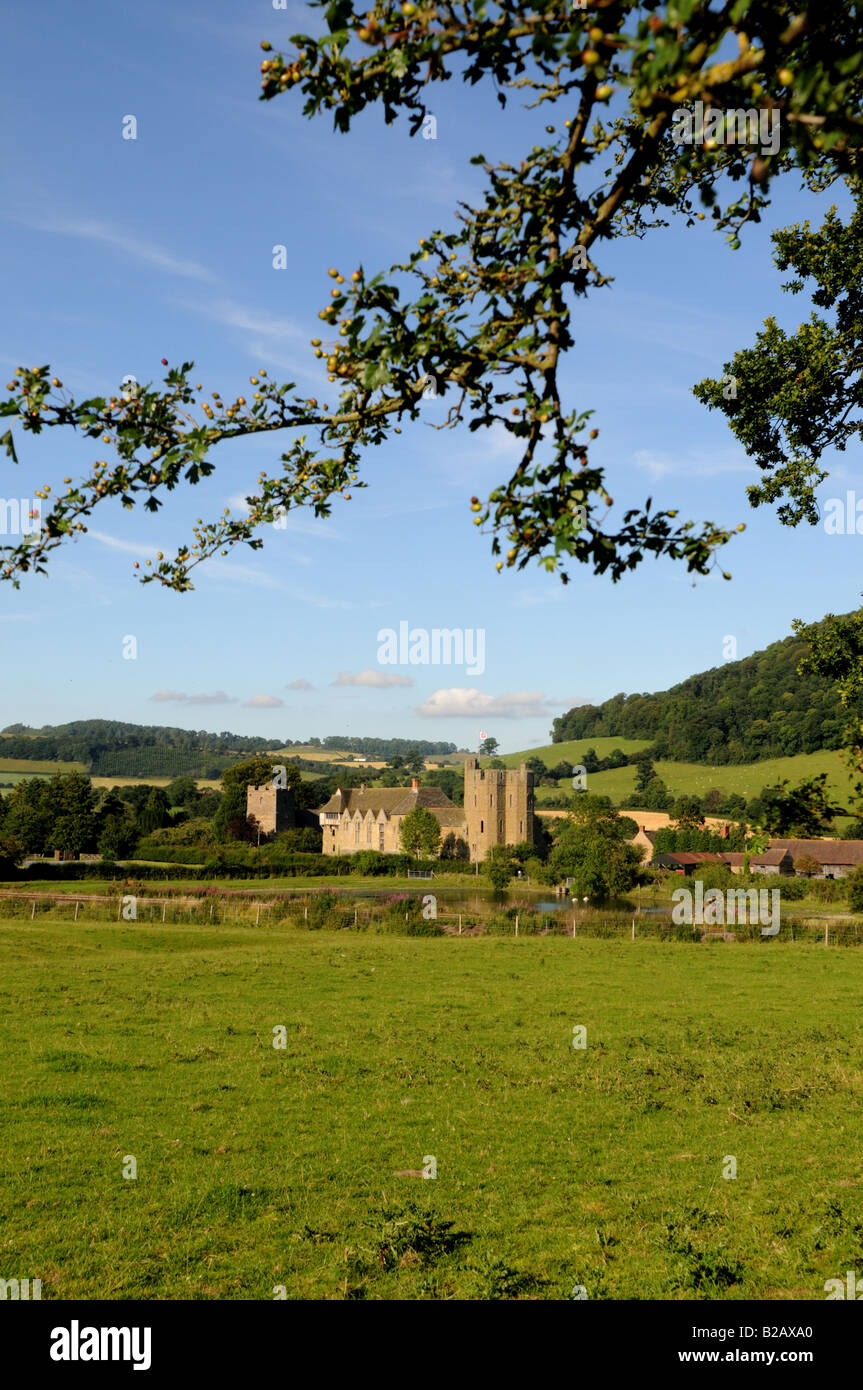Stokesay castle gate house hi-res stock photography and images - Alamy