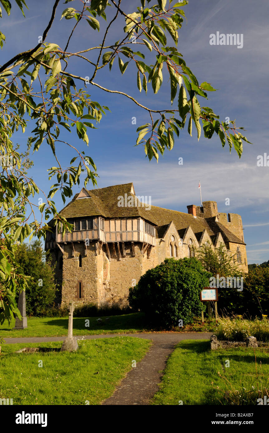 Stokesay castle gate house hi-res stock photography and images - Alamy