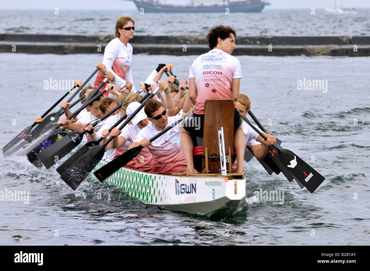 Women paddling dragon boat hi-res stock photography and images - Alamy