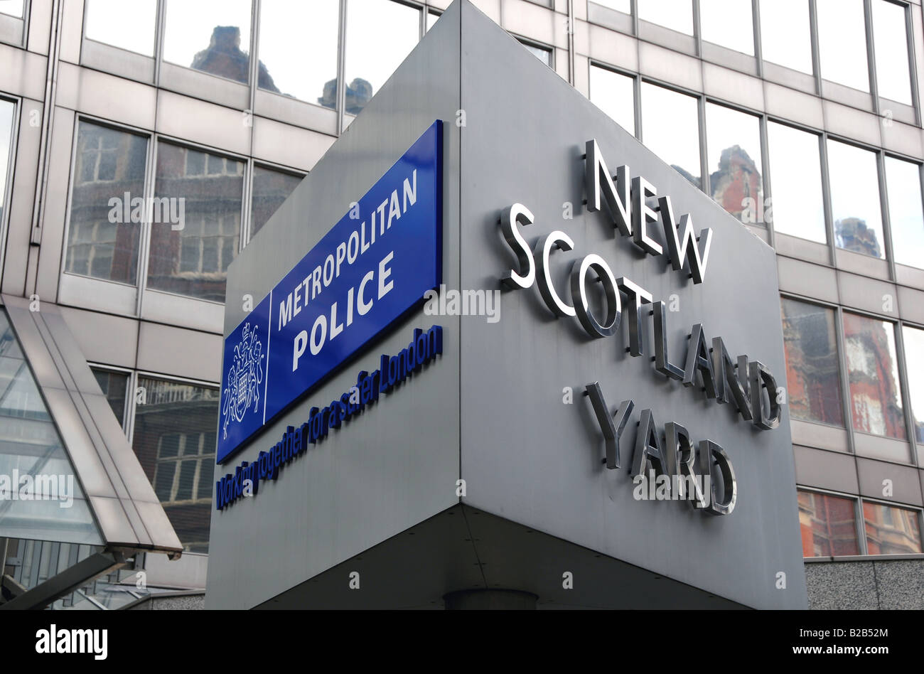 London police station sign hi-res stock photography and images - Alamy