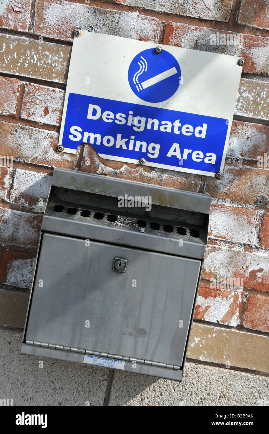 Designated smoking area sign hi-res stock photography and images - Alamy