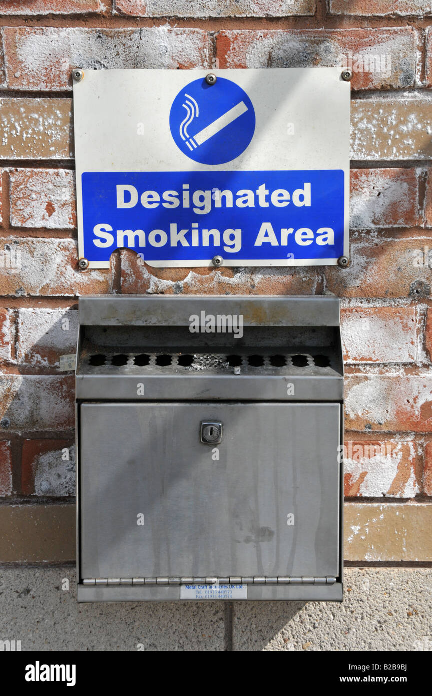 Designated smoking area sign hi-res stock photography and images - Alamy