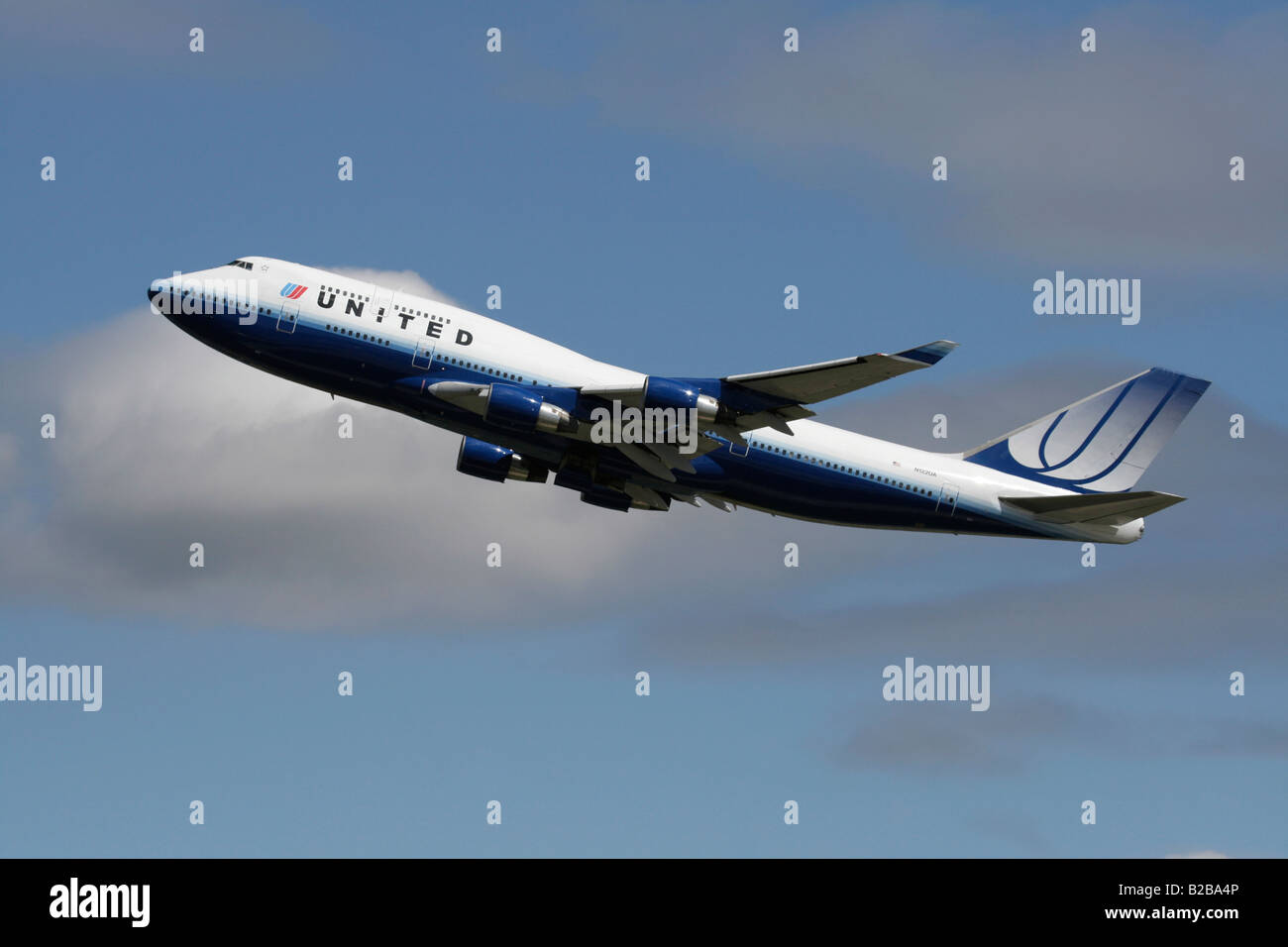 United Airlines Boeing 747-400 climbing on departure Stock Photo - Alamy