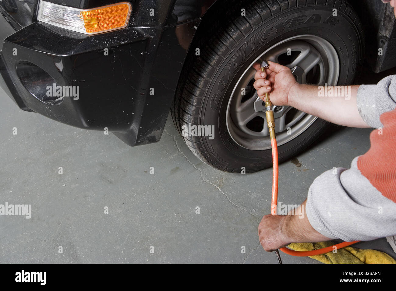 Auto mechanic checking tires Stock Photo - Alamy