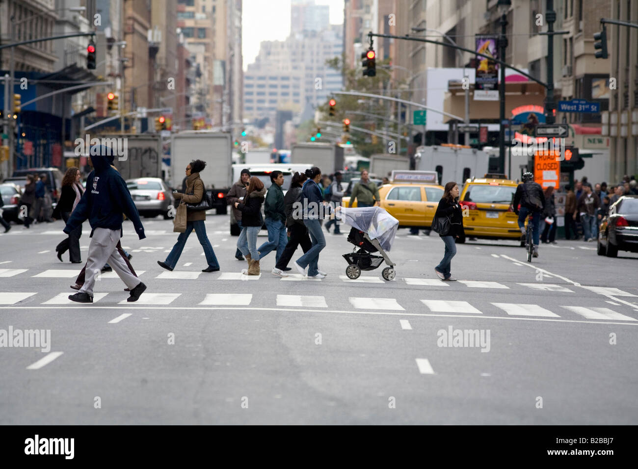 People crossing street in Manhattan, NYC Stock Photo - Alamy