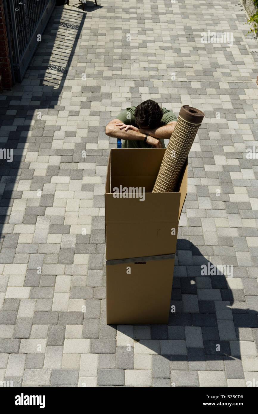 Young man with moving box on driveway Stock Photo - Alamy