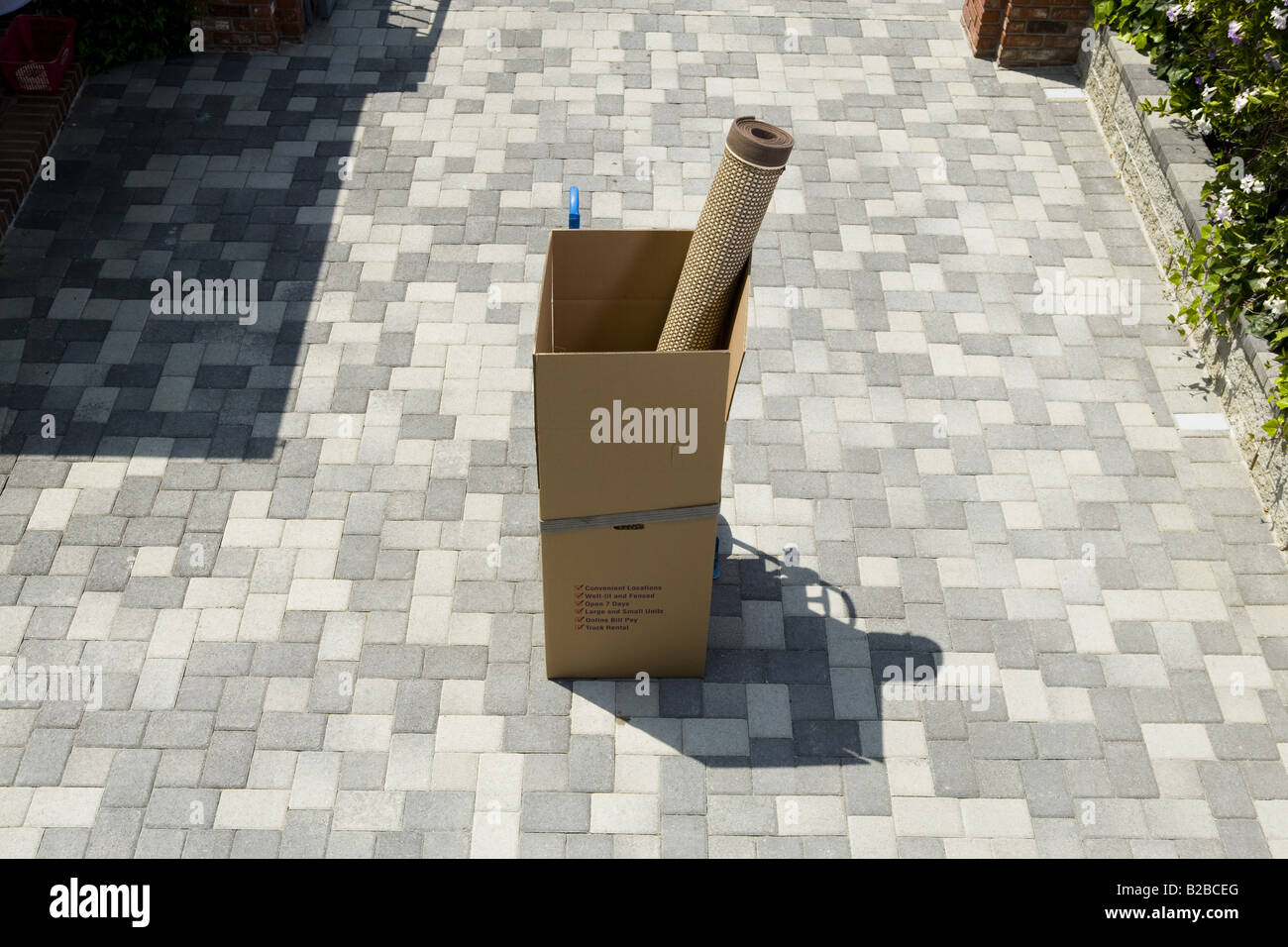 Moving box on driveway Stock Photo - Alamy