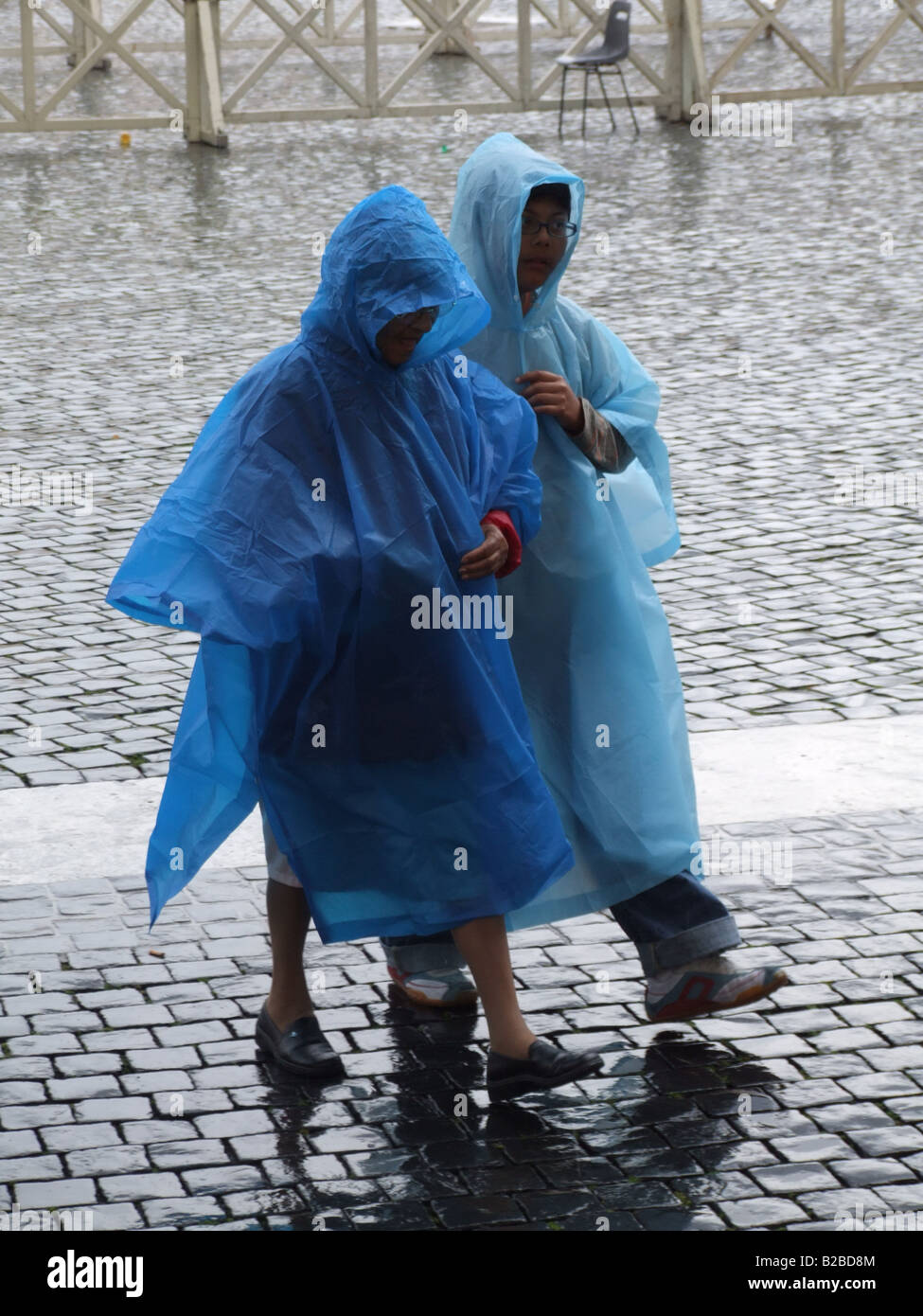 People in rain capes hi-res stock photography and images - Alamy