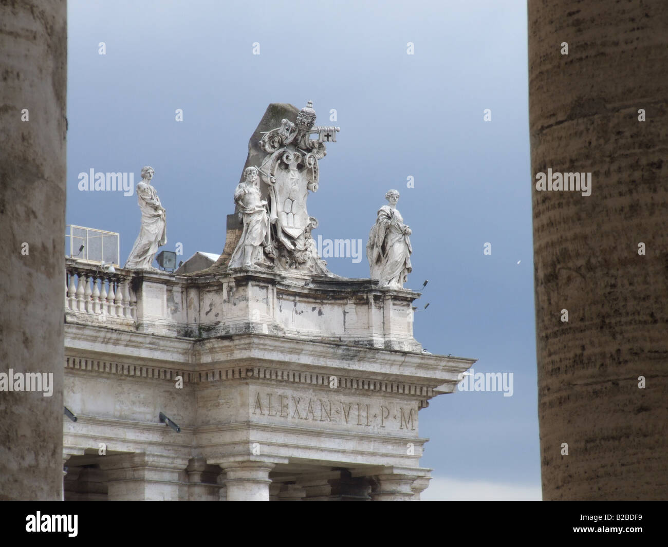 facade of portico in the vatican square, rome Stock Photo - Alamy