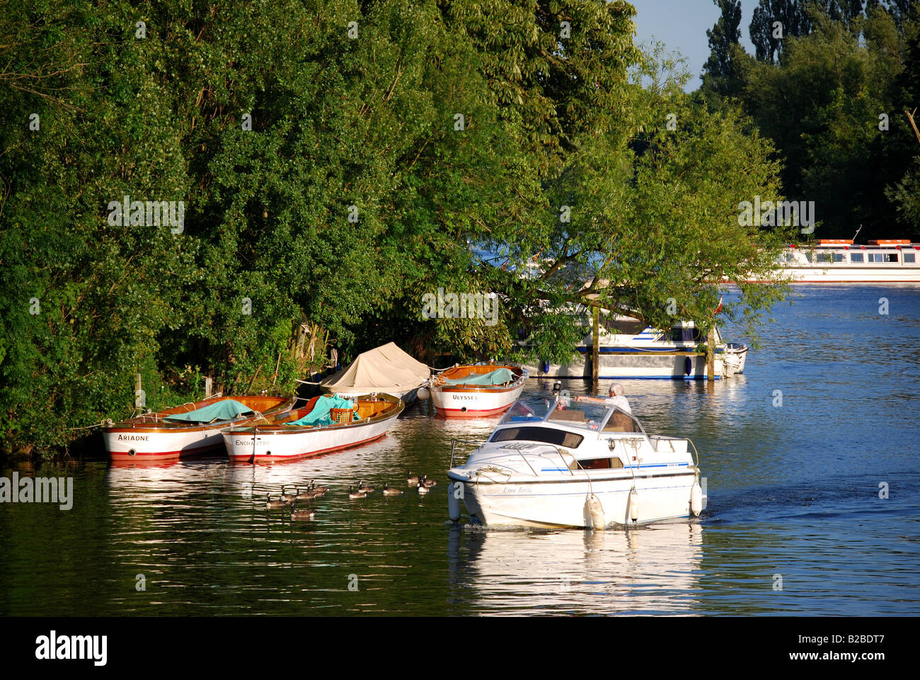 Thames boats hi-res stock photography and images - Alamy