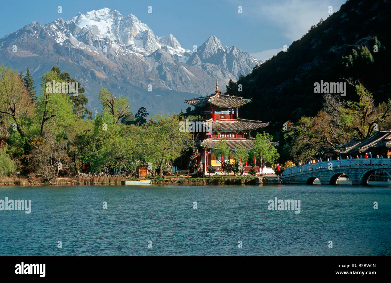 Mount Youlong Xue Shan with Heilong Tan Gongyuan Park, Lijang, Yunnan ...