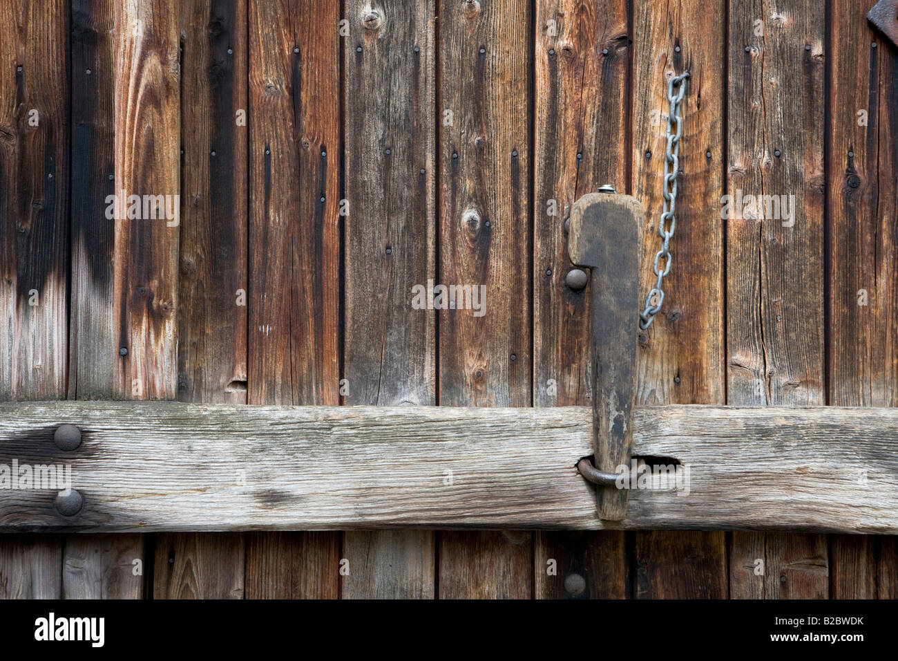 Latch of a barn door, wooden door Stock Photo - Alamy