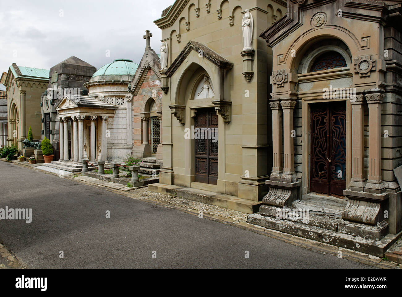Typical graveyard hi-res stock photography and images - Alamy
