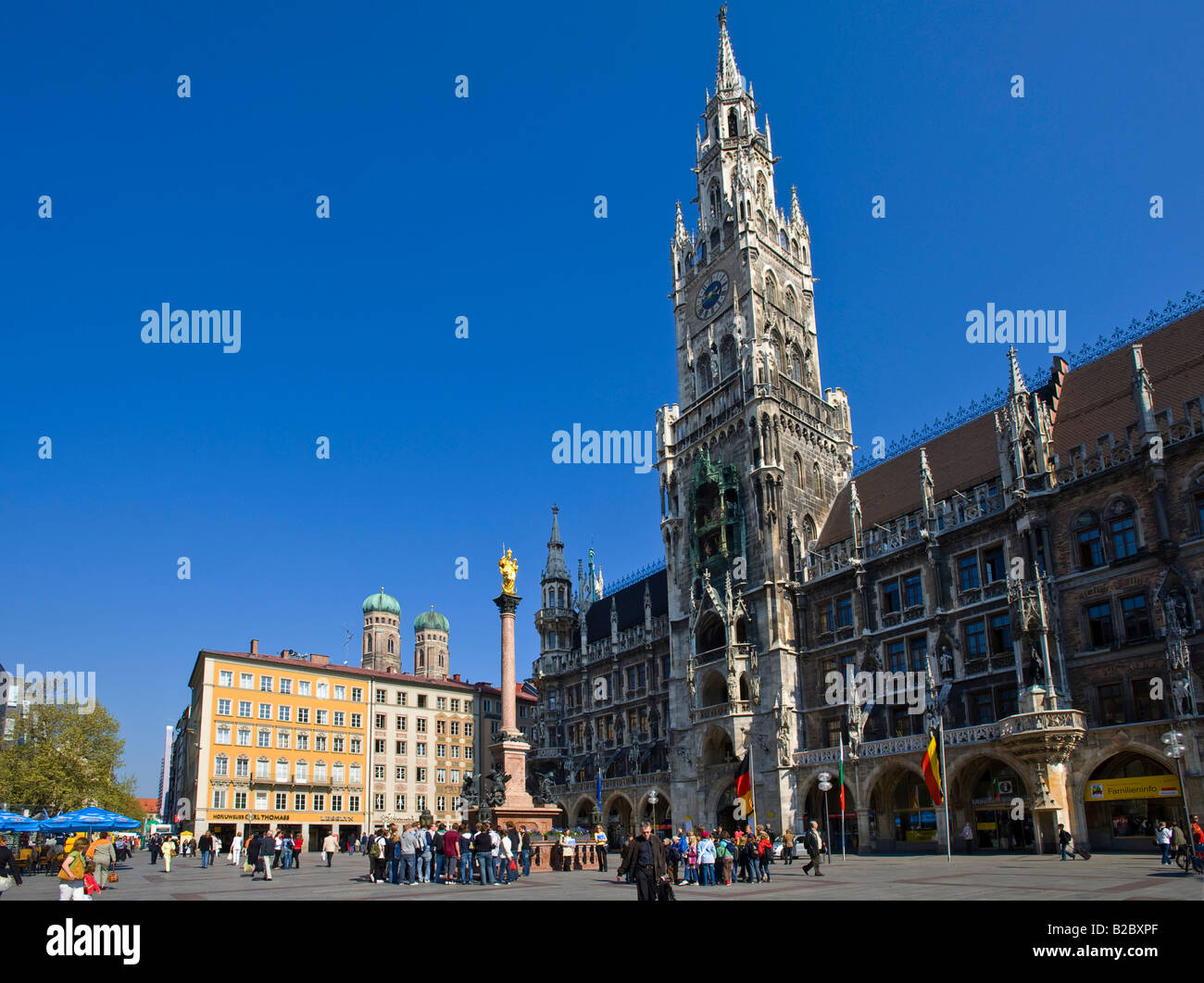 Marienplatz square with new town hall and frauenkirche at munich hi-res ...