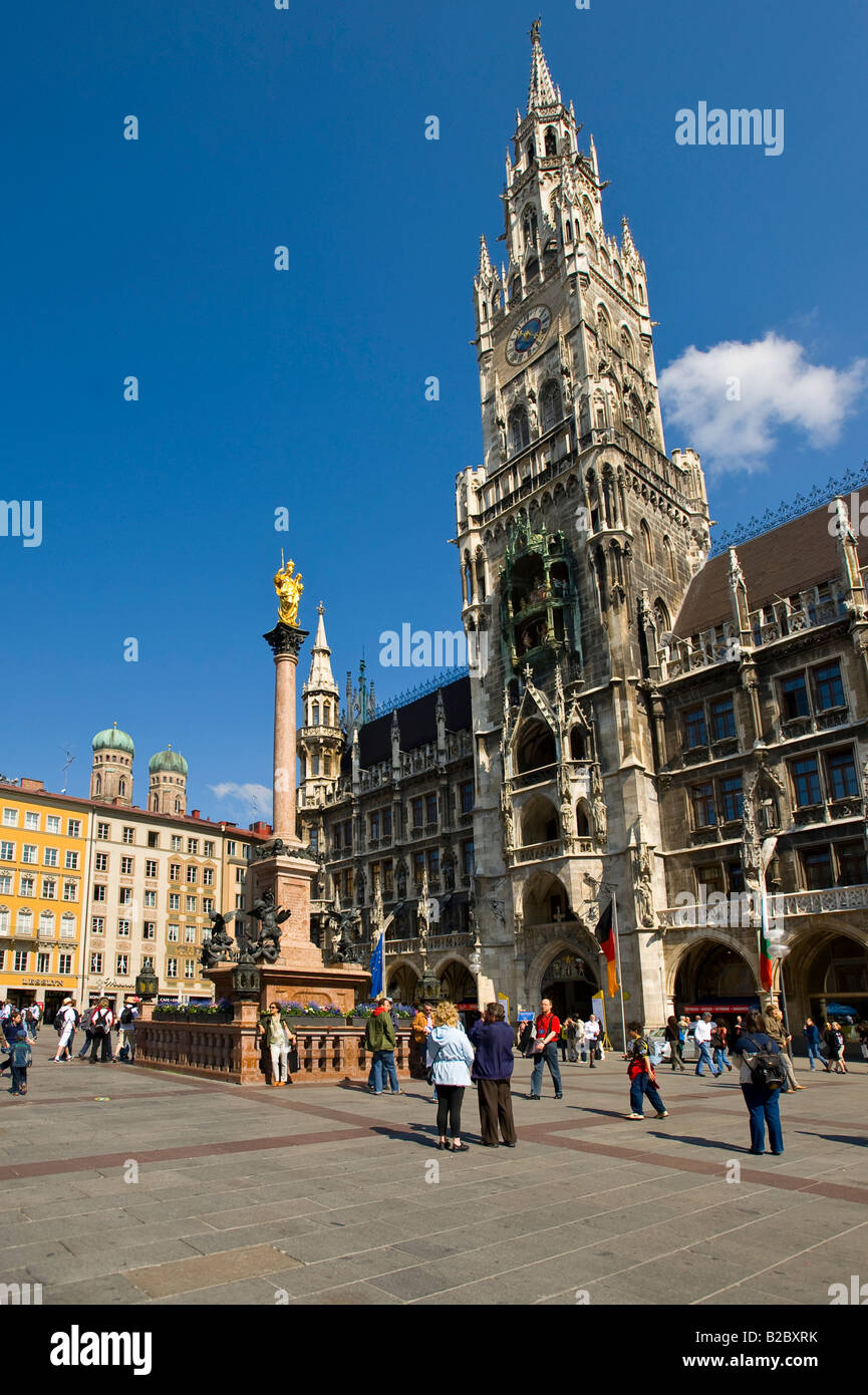Marienplatz with new town hall, Mariensaeule and Liebfrauendom ...