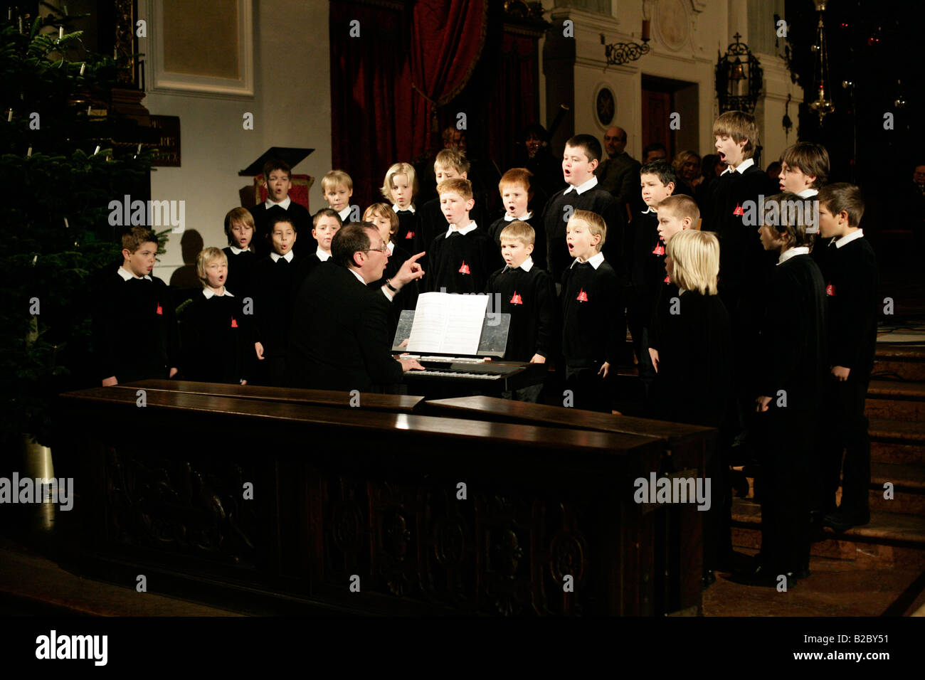 Childrens choir hi-res stock photography and images - Alamy