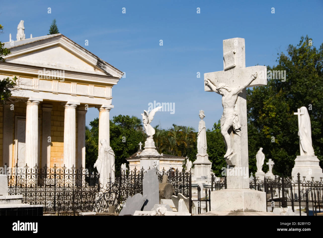 Inside the cemetery of Cementerio de Crist bal Col n in Verdado Cuba Stock Photo - Alamy
