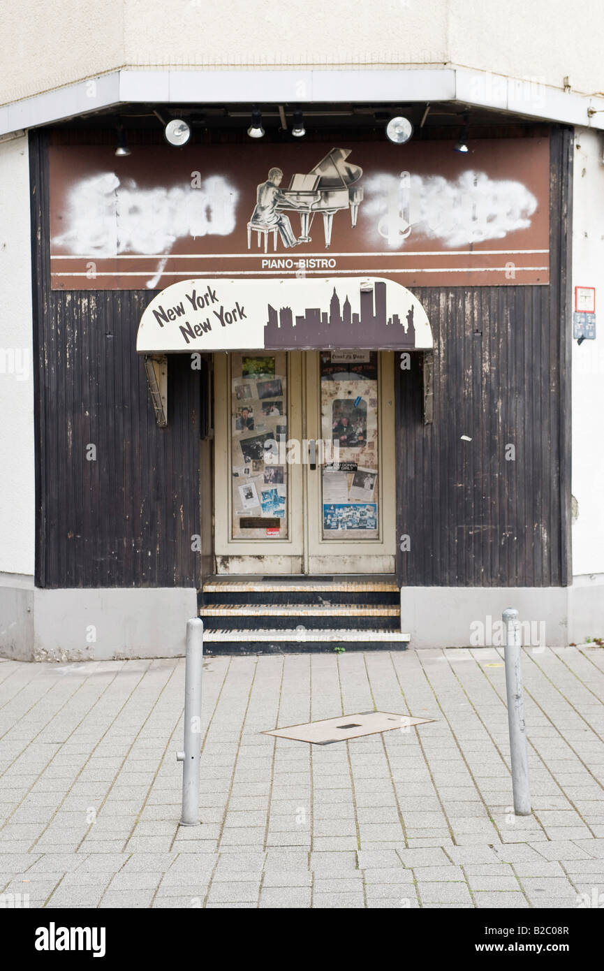 Closed bar hi-res stock photography and images - Alamy