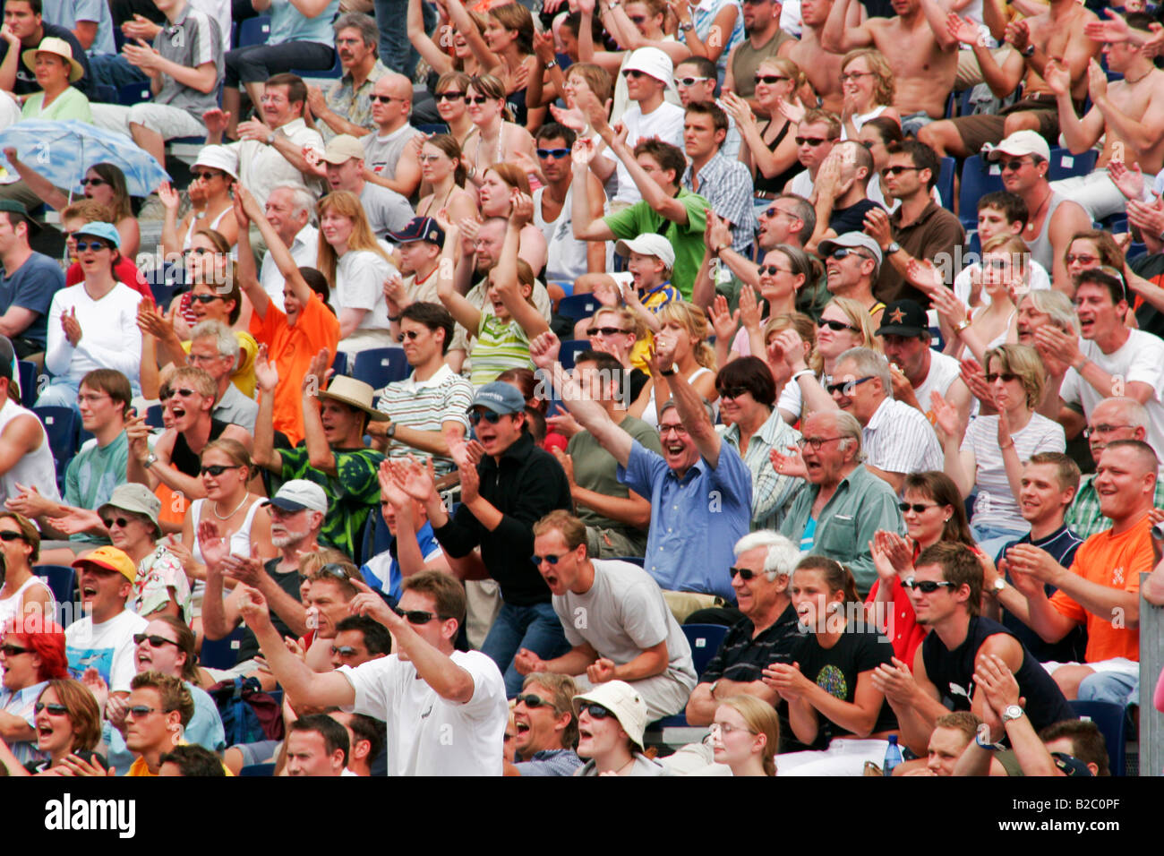 Audience clapping and cheering hi-res stock photography and images - Alamy