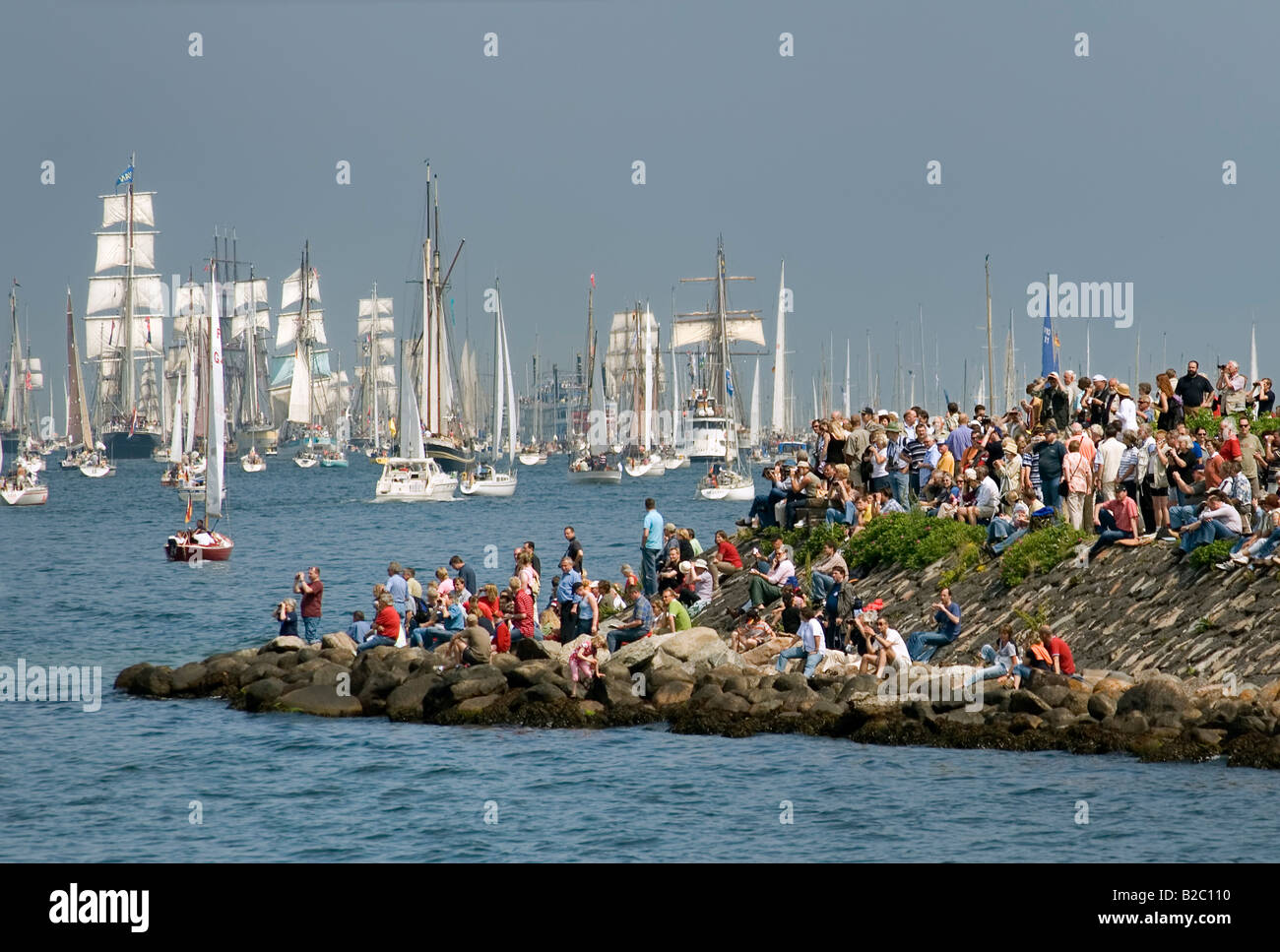 People watching the windjammer parade of the Kieler Woche 2006, Kiel ...