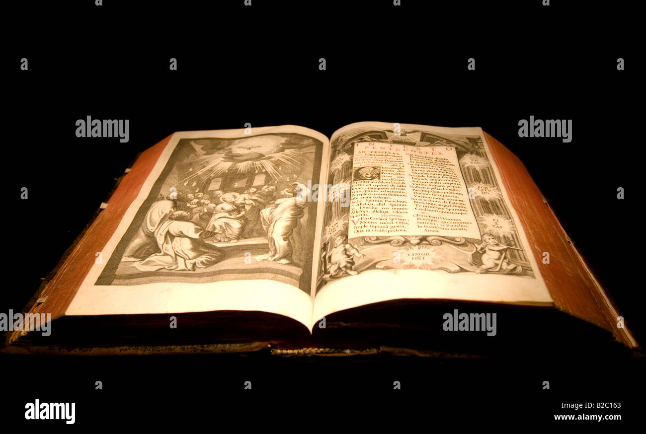 Old bible hi-res stock photography and images - Alamy