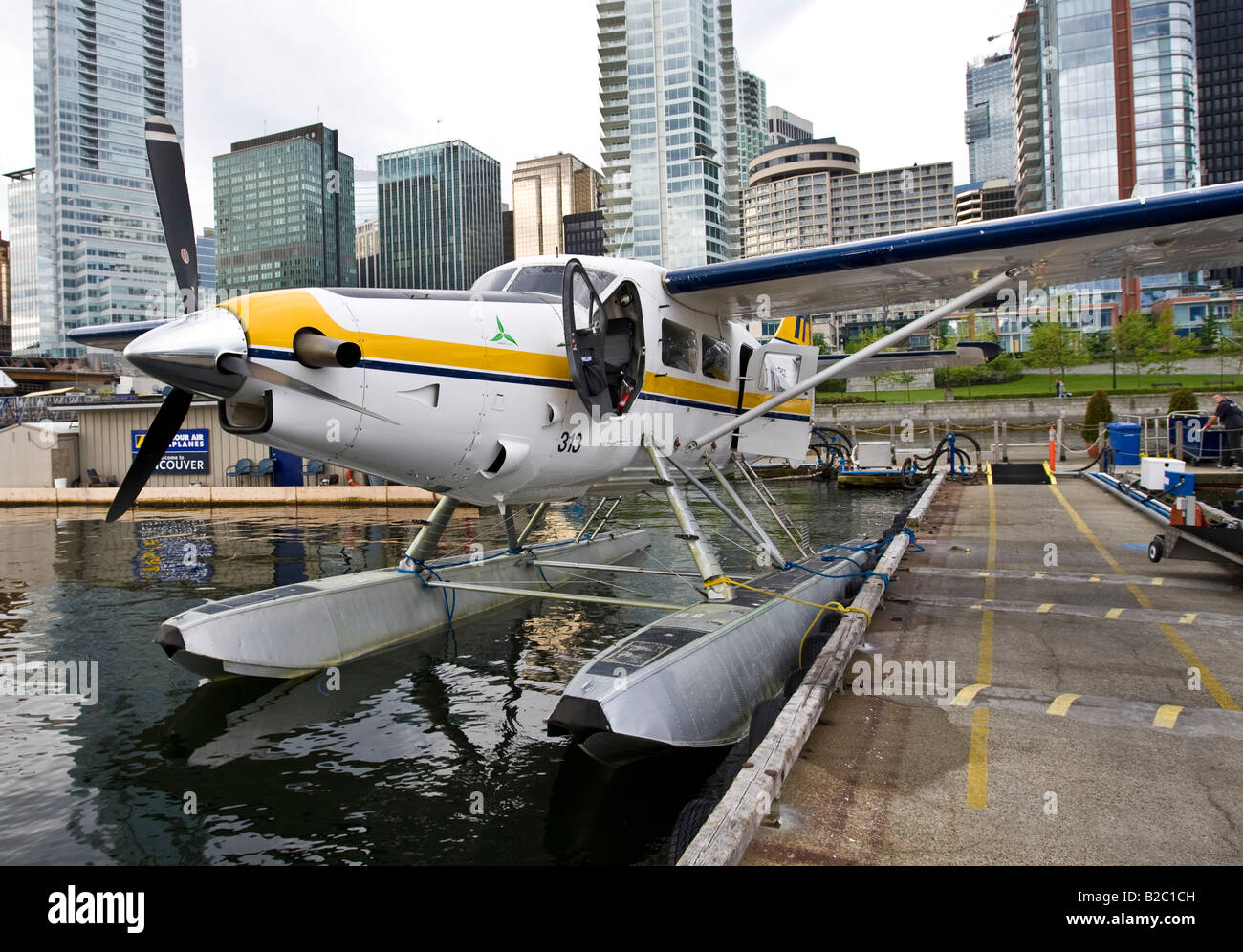 Hydroplane in water hi-res stock photography and images - Alamy