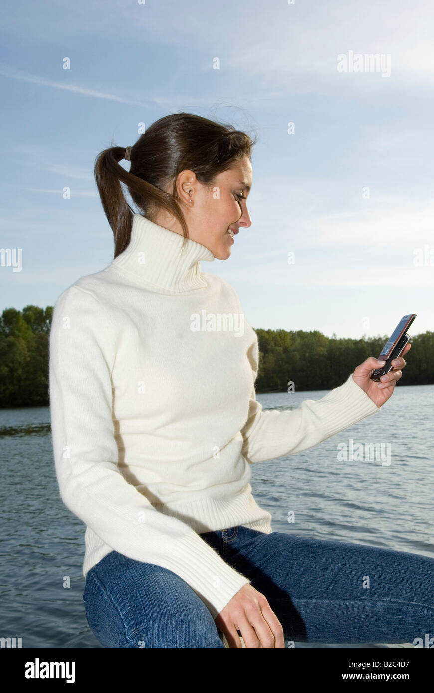 Young woman sending sms Stock Photo - Alamy